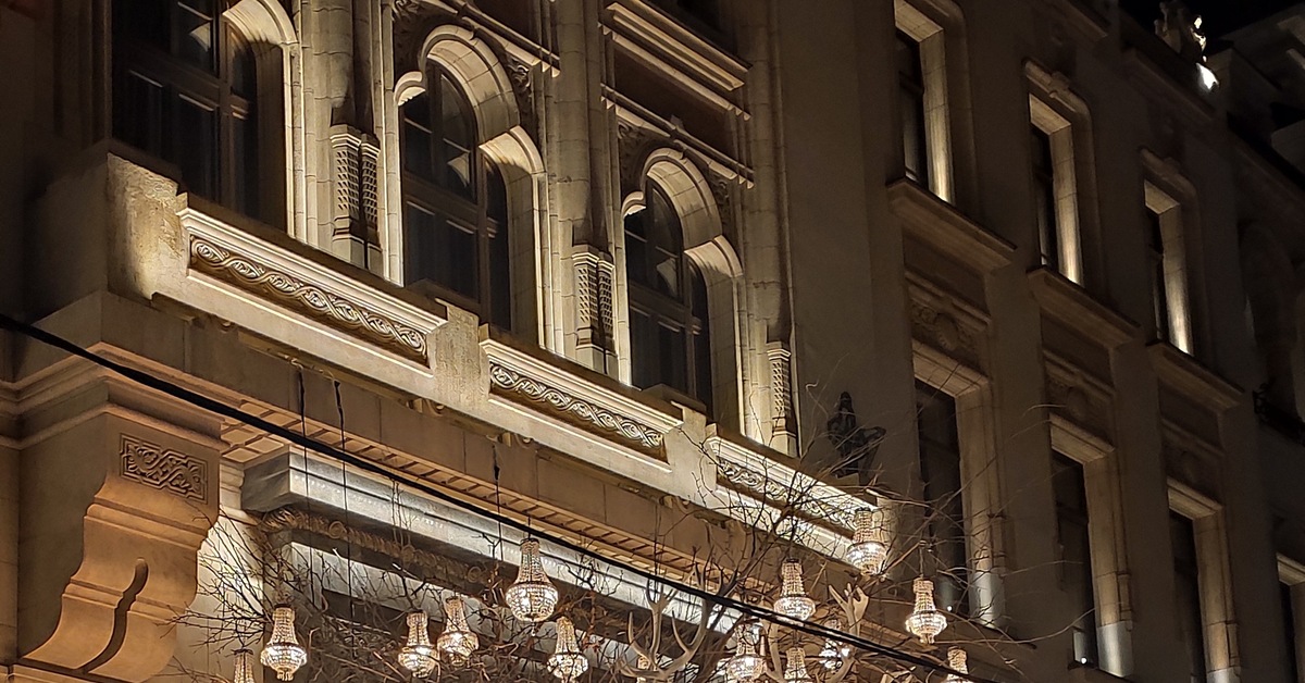 Новогоднее оформление отеля в Бухаресте - 14.12.22 01:49 | Пикабу