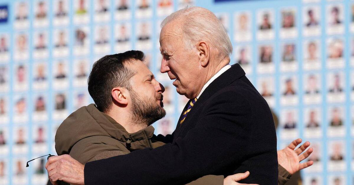 Зеленский обнимает президента США | Пикабу