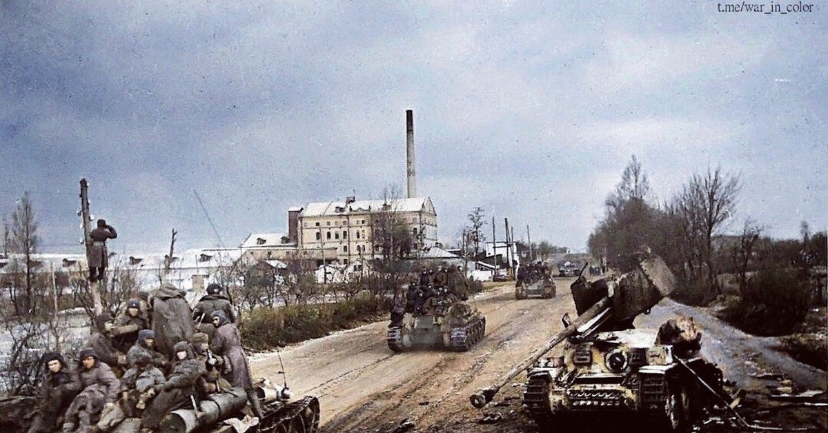 «Занимали город Бердичев» Фотограф: А. Устинов. 1944 год. Колоризация ...