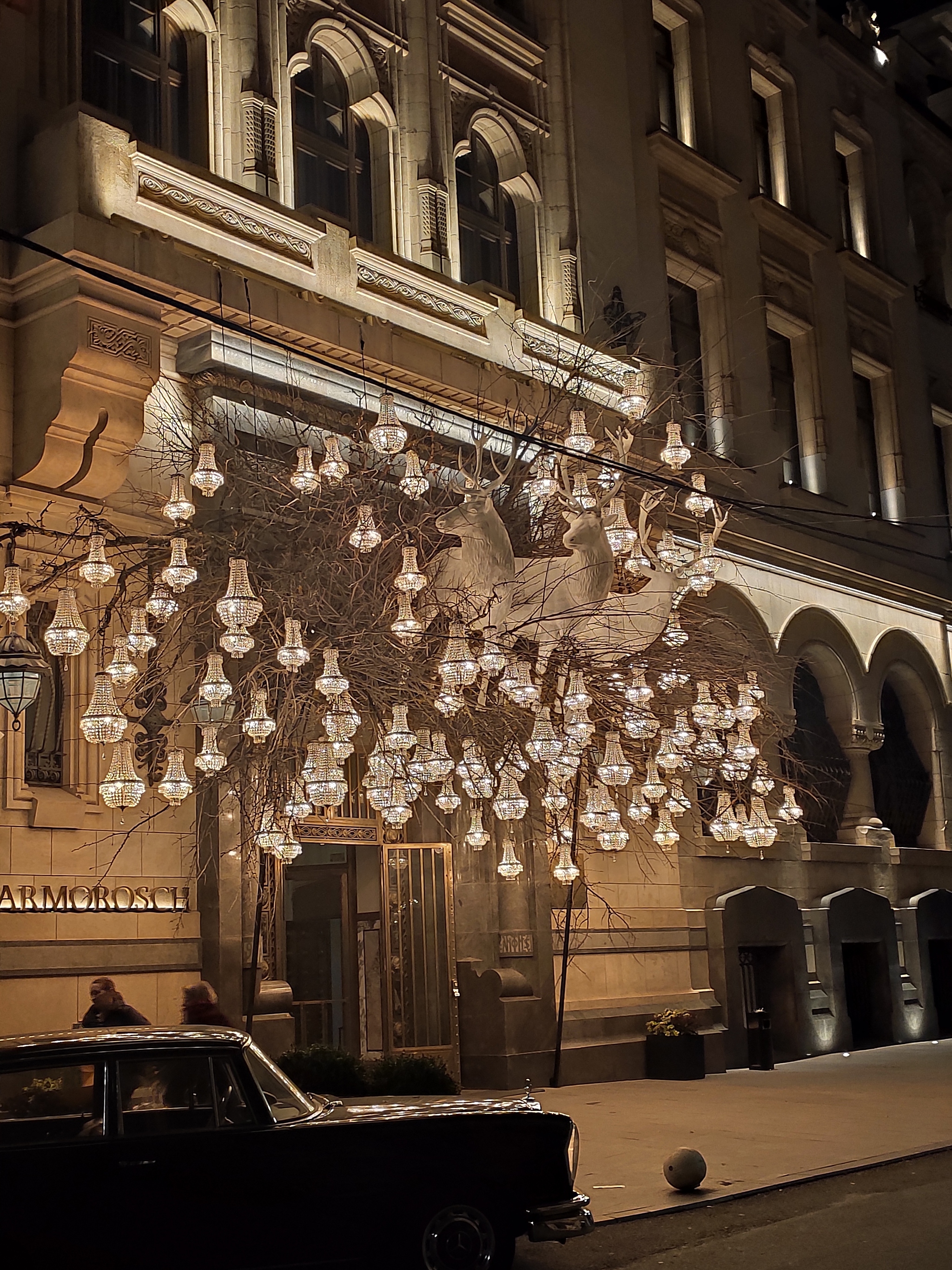 Новогоднее оформление отеля в Бухаресте - 14.12.22 01:49 | Пикабу