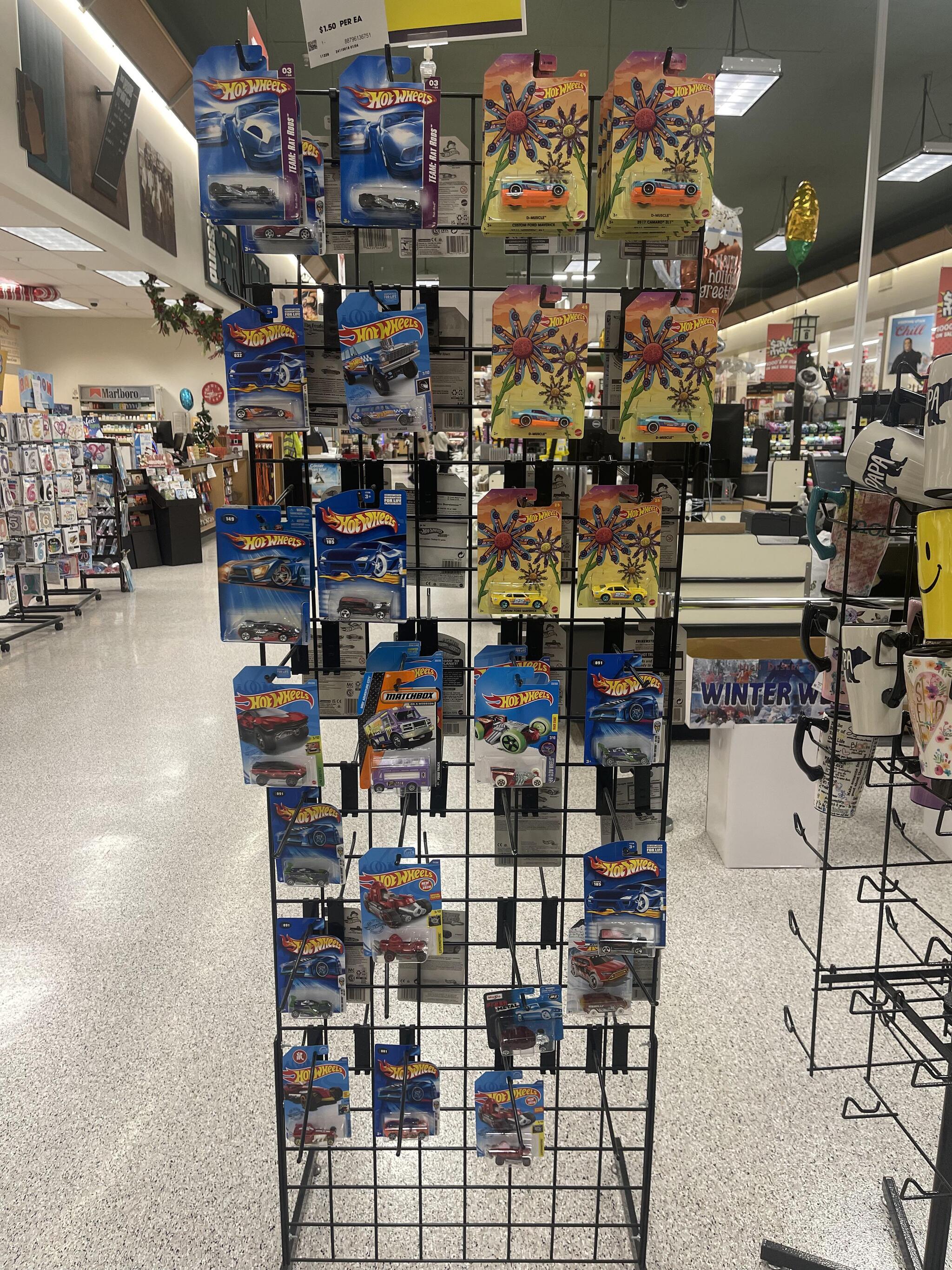 Обзор полок с машинками Hot Wheels в США и Европе | Пикабу