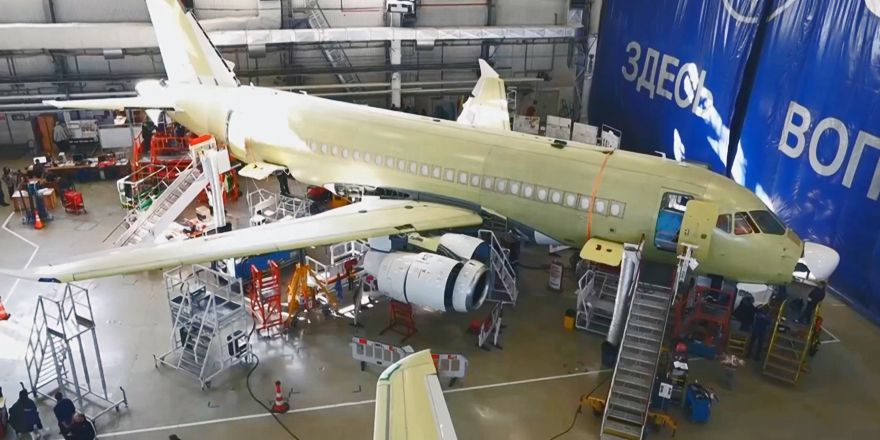 Первый полёт опытного самолёта Superjet New с российским бортовым ...